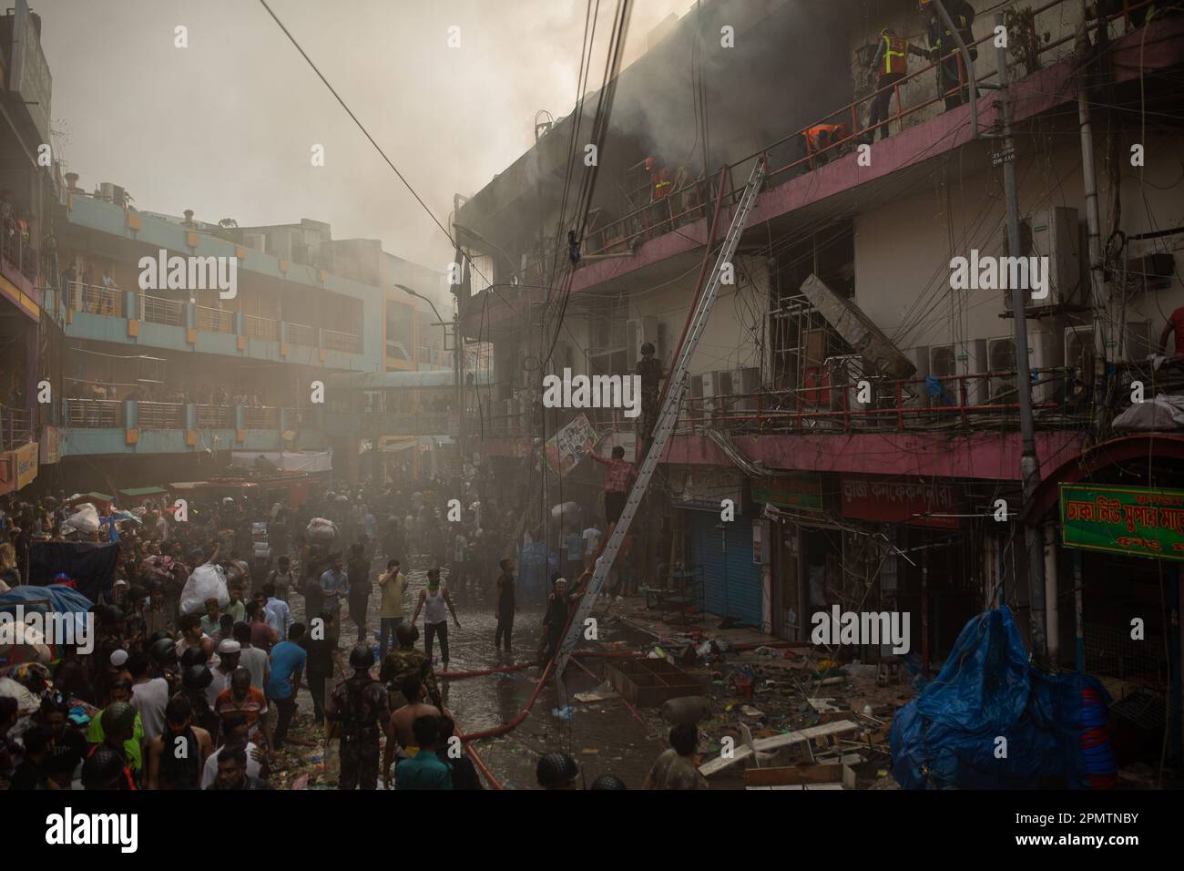 Dhaka, Dhaka, Bangladesh. 15th Apr, 2023. Massive fire engulfs New ...