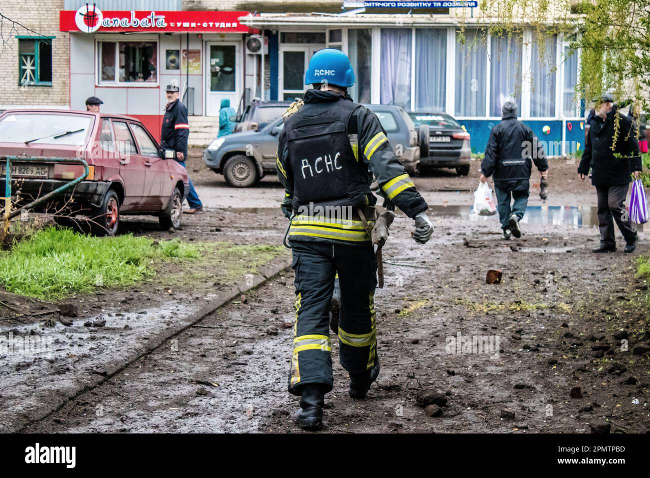 Firefighters intervene on a building in a residential area of Sloviansk ...