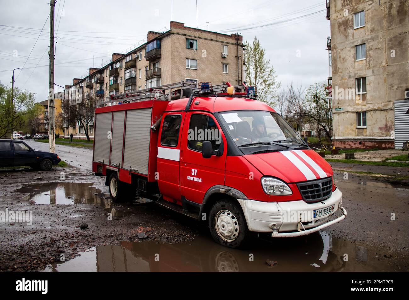 Firefighters intervene on a building in a residential area of Sloviansk ...