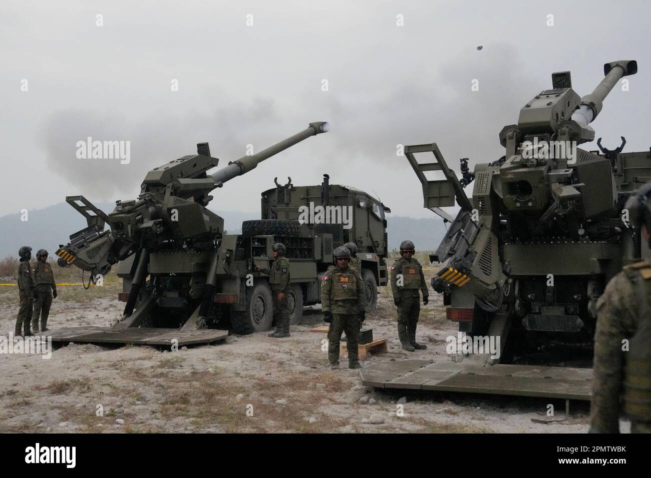Philippine troops fire a Autonomous Truck Mounted howitzer System or ...
