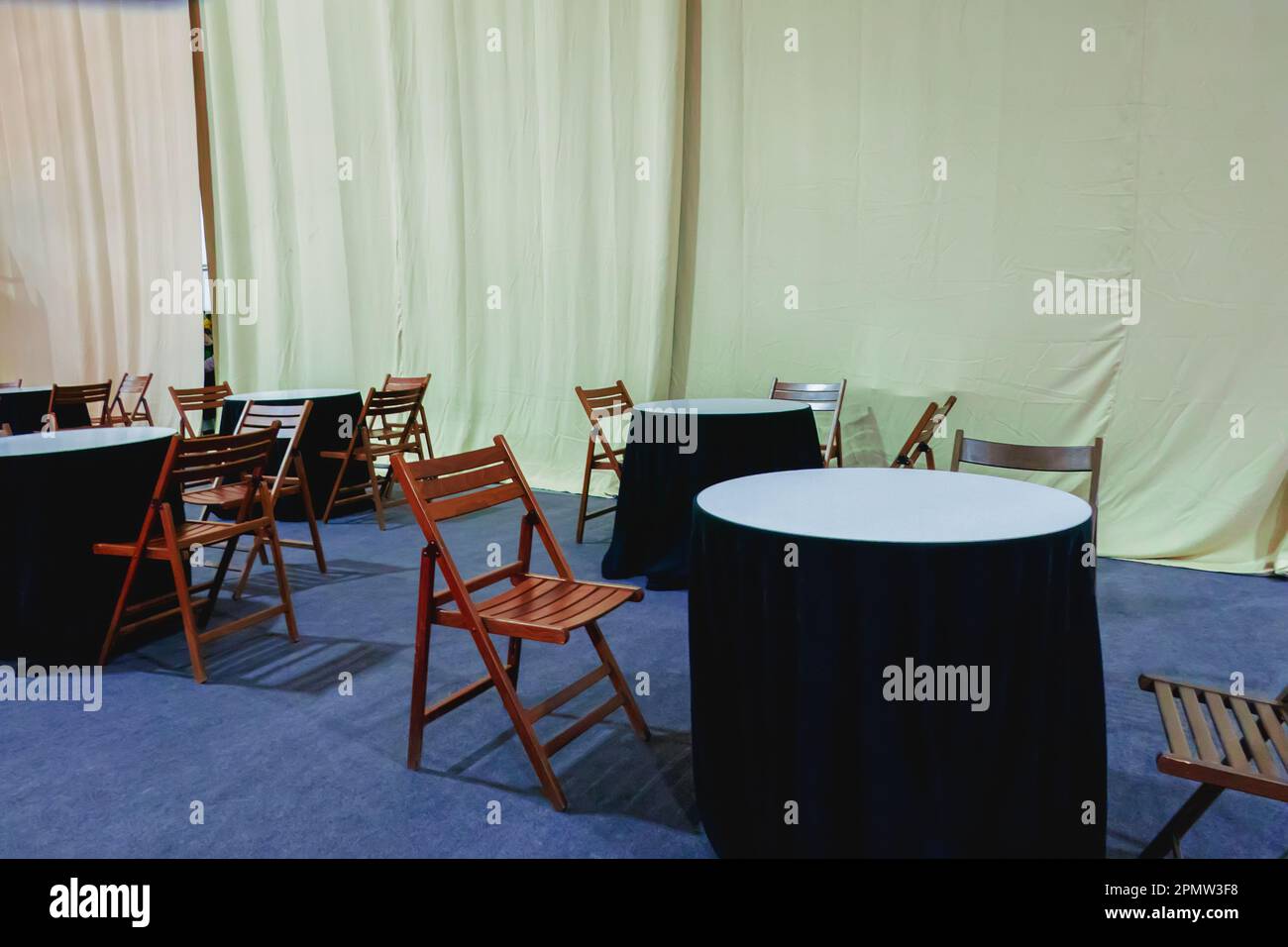 Empty round cafe tables with wooden chairs Stock Photo - Alamy
