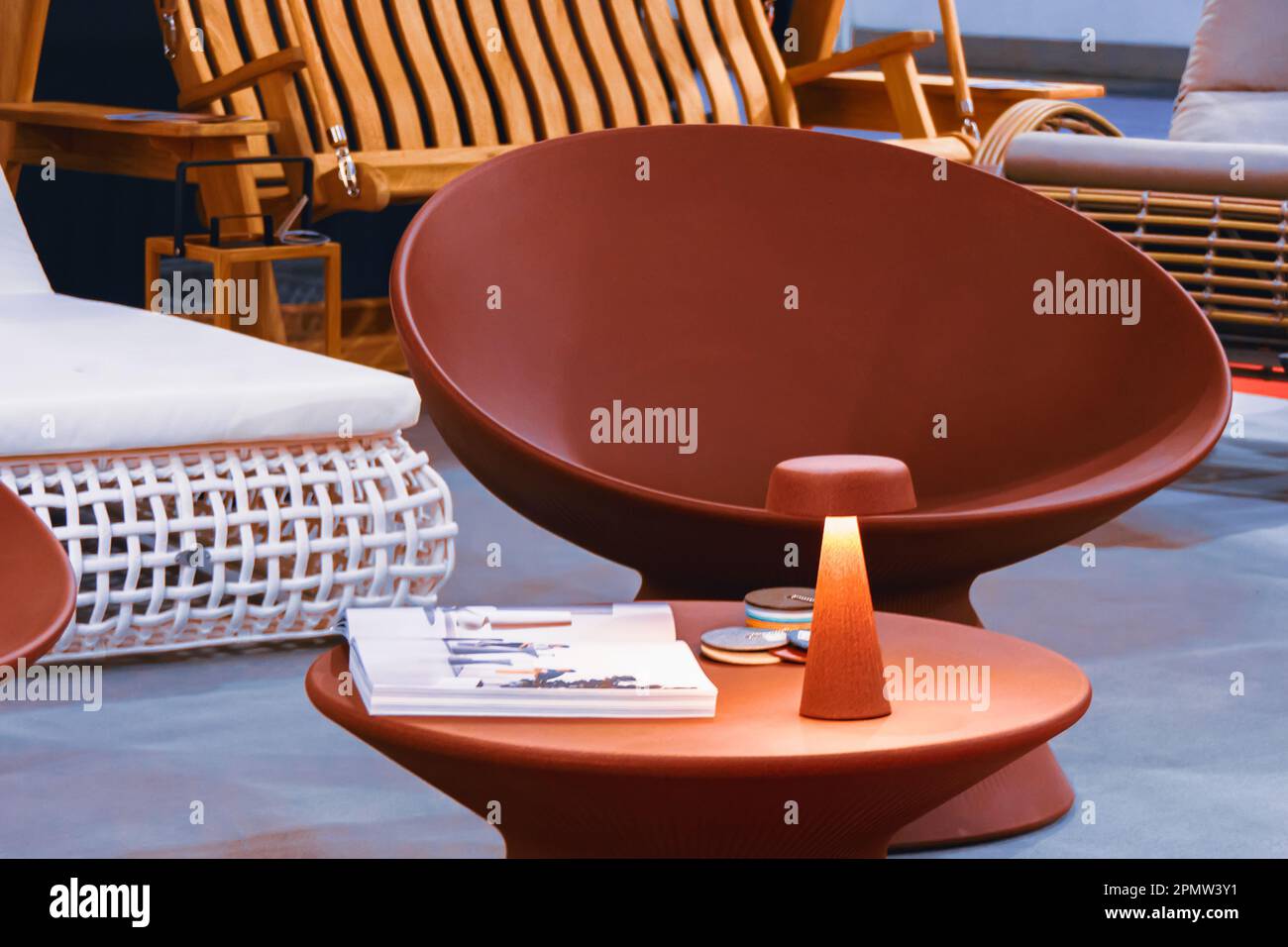 Semicircular table hi-res stock photography and images - Alamy