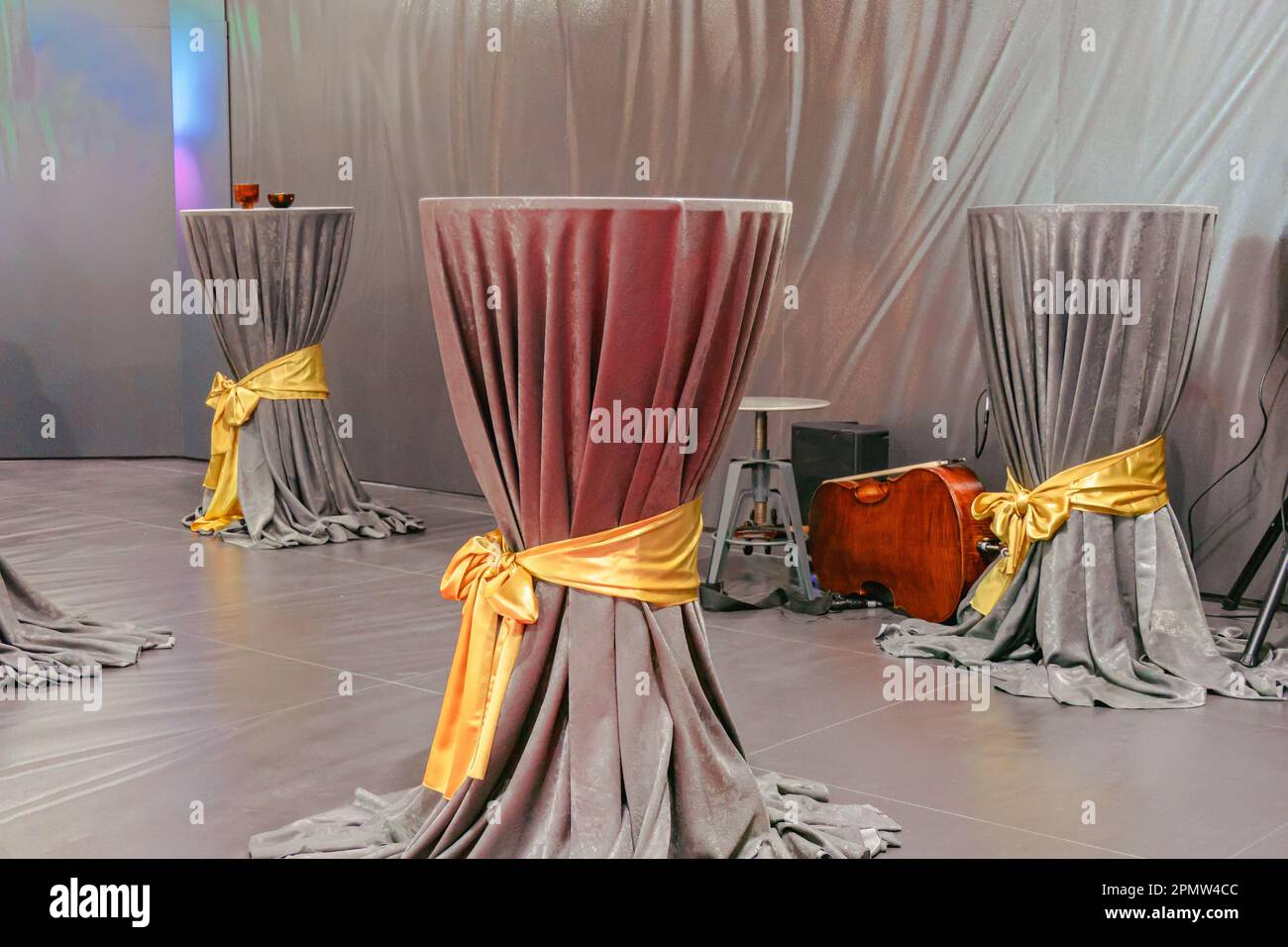 High round table for banquets and parties Stock Photo - Alamy