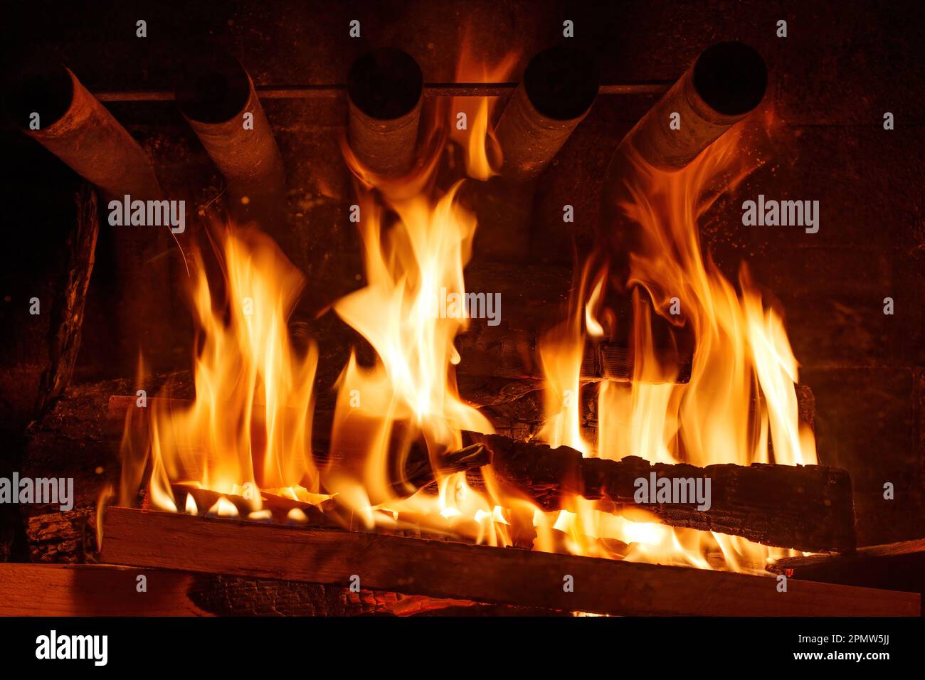 Fire crackling fireplace hi-res stock photography and images - Alamy