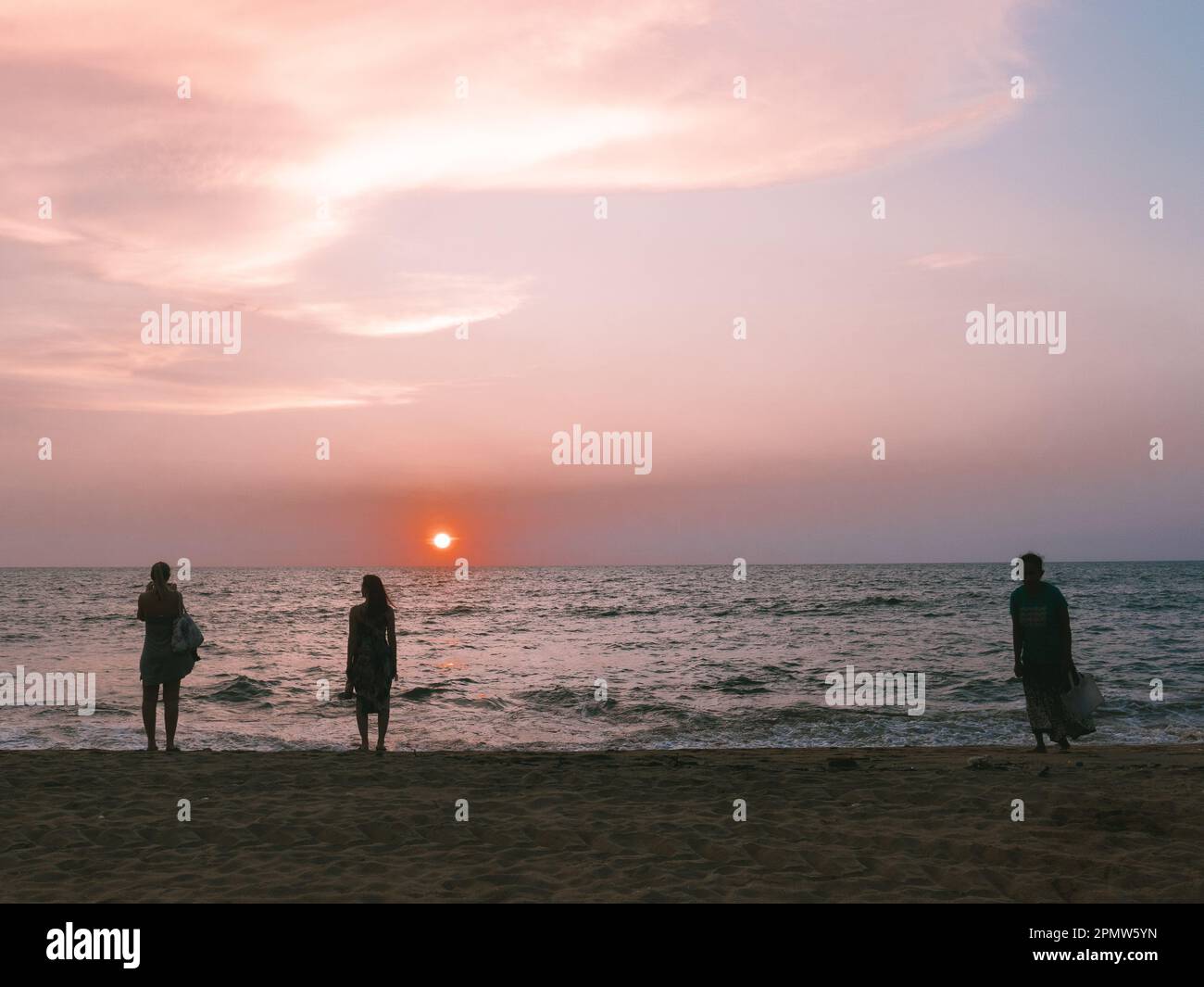 Sri lanka beach sunset hi-res stock photography and images - Alamy