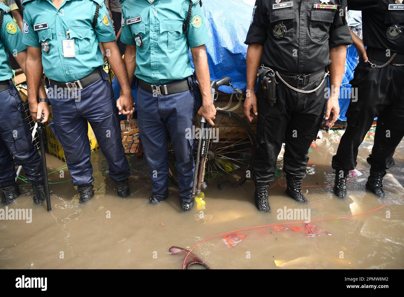 Bangladesh police and Rapid Action Battalion (RAB) personnel seen ...