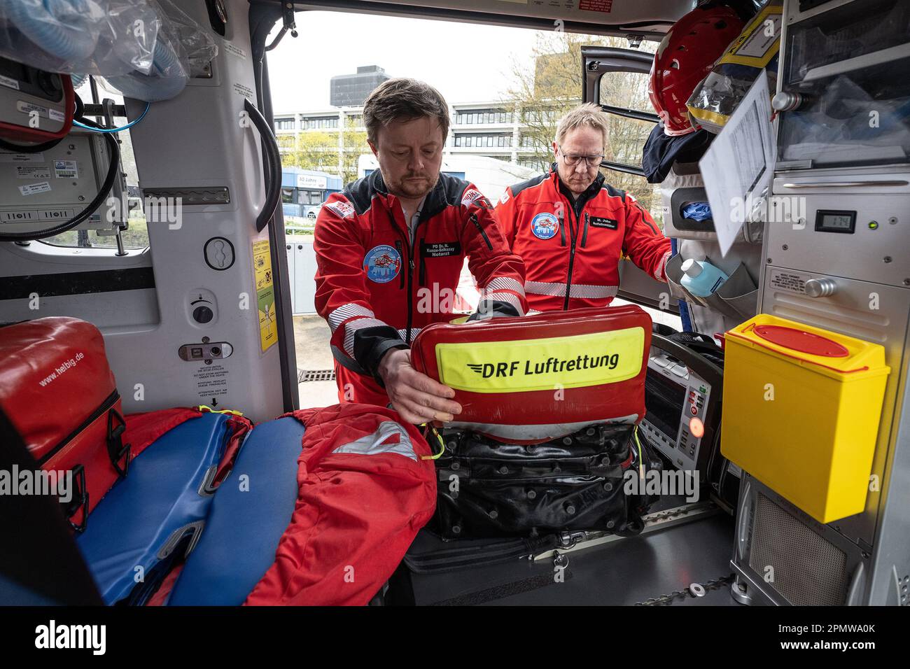 PRODUCTION - 12 April 2023, Lower Saxony, Göttingen: Michael John (r), emergency paramedic, and ...