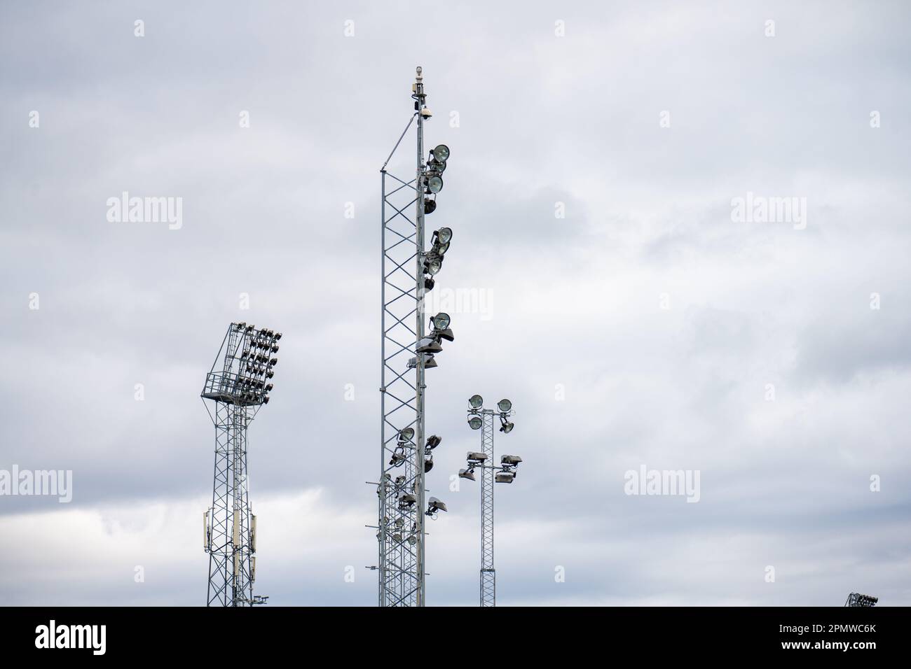 Massive floodlights on tall pylons Stock Photo - Alamy