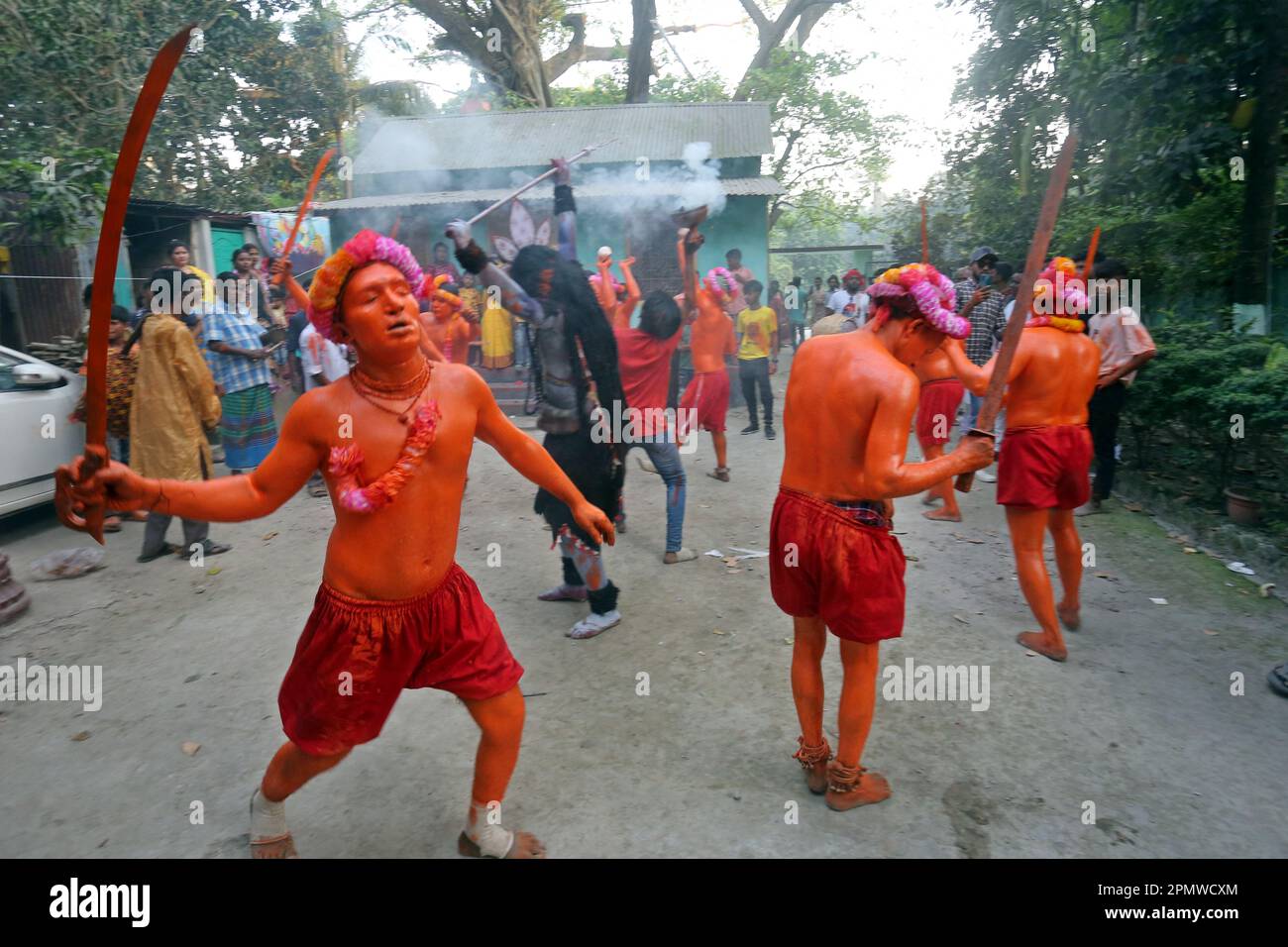 Dhaka, Bangladesh. 13th Apr, 2023. Bangladeshi hindu devotees ...