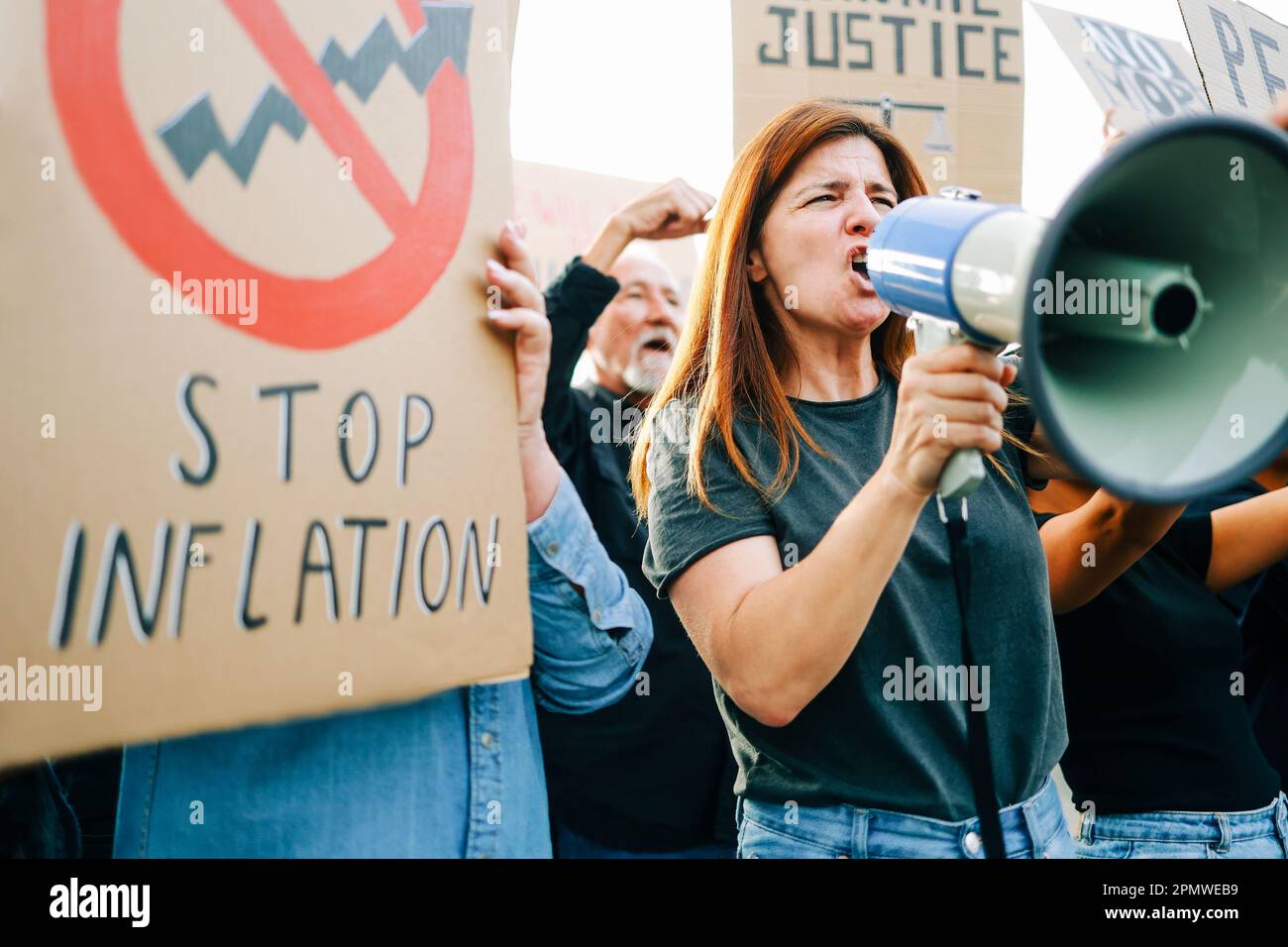 Crowd holding money usa hi-res stock photography and images - Alamy
