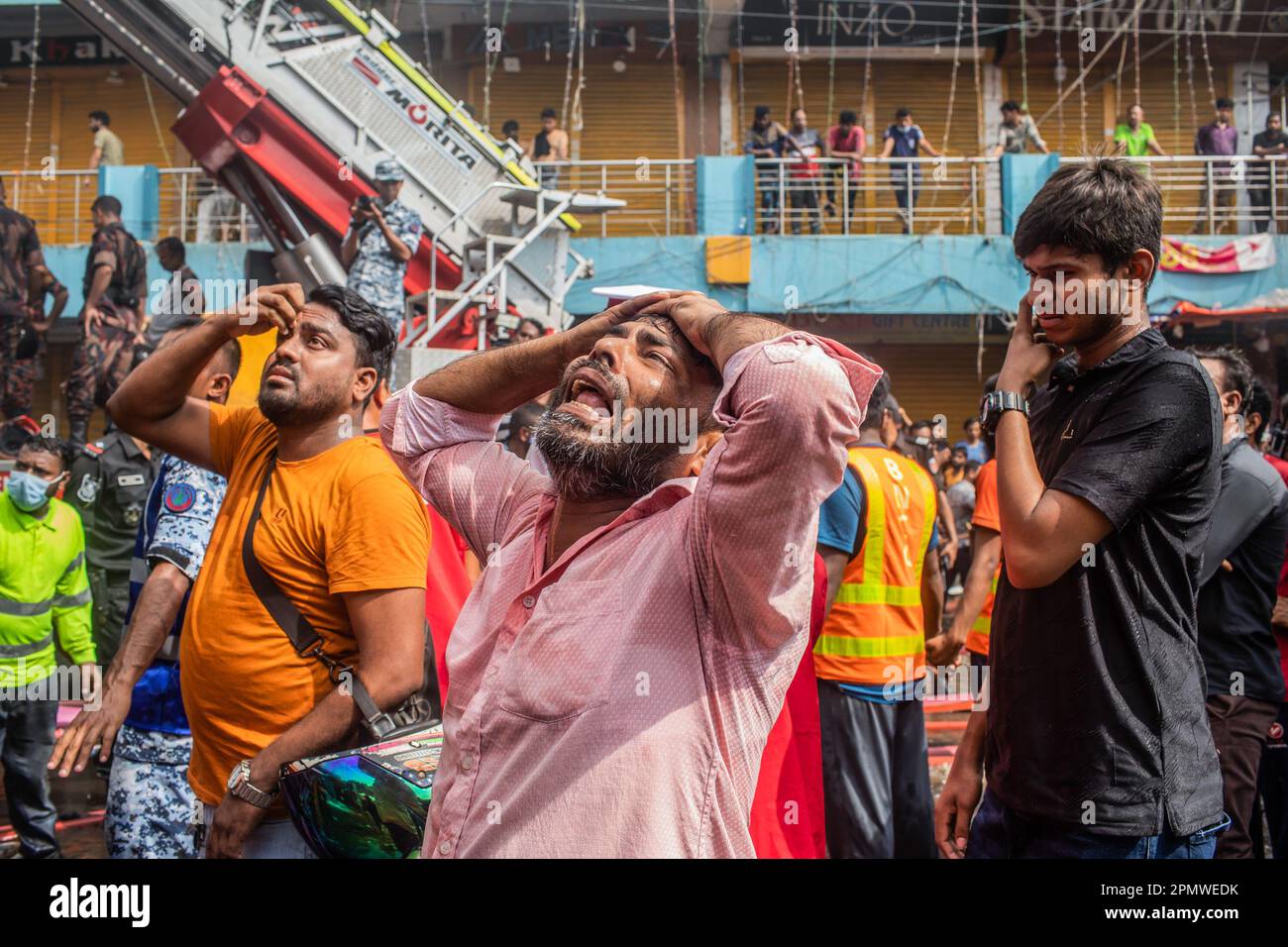Dhaka, Bangladesh. 15th Apr, 2023. Business owners crying during a fire ...