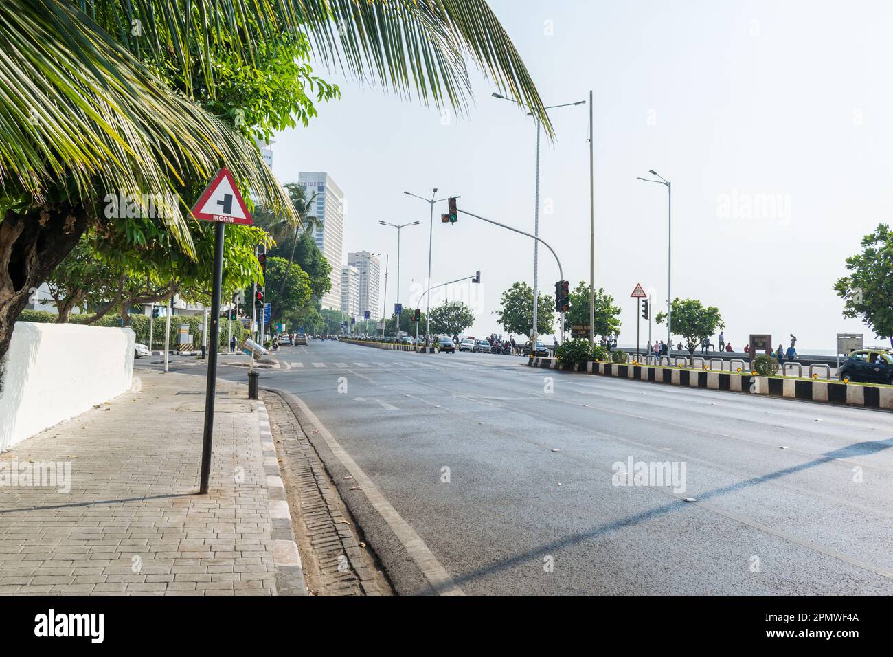Mumbai street view hi-res stock photography and images - Alamy