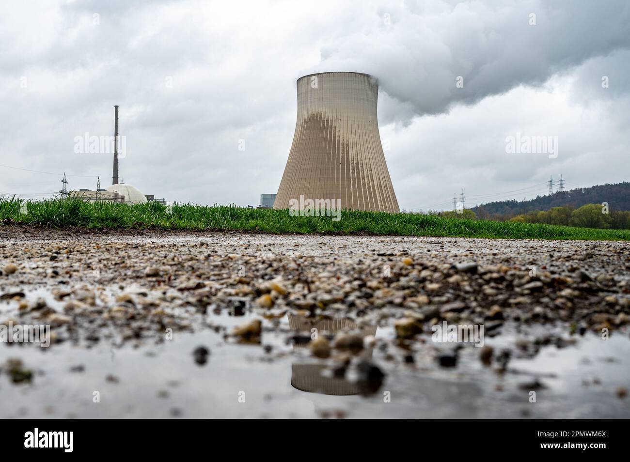 Essenbach, Germany. 15th Apr, 2023. Steam rises from the cooling tower ...
