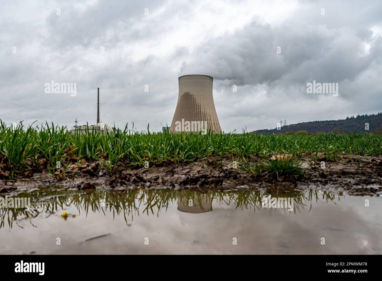 Essenbach, Germany. 15th Apr, 2023. Steam rises from the cooling tower ...