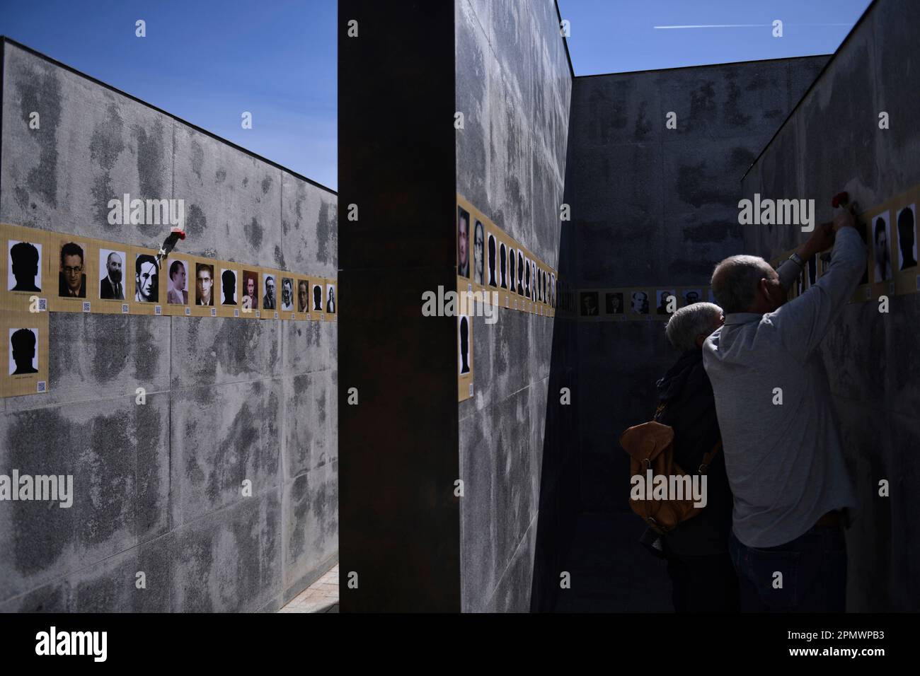 Several people participate in the XVII Tribute to the victims of Franco ...