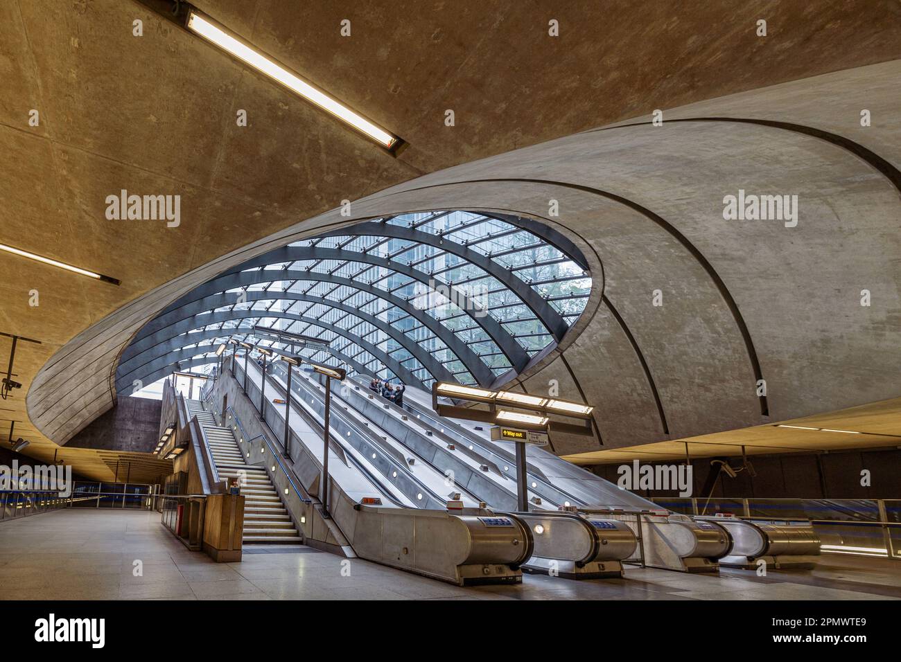 Escalators at Canary Wharf Tube Station Stock Photo - Alamy
