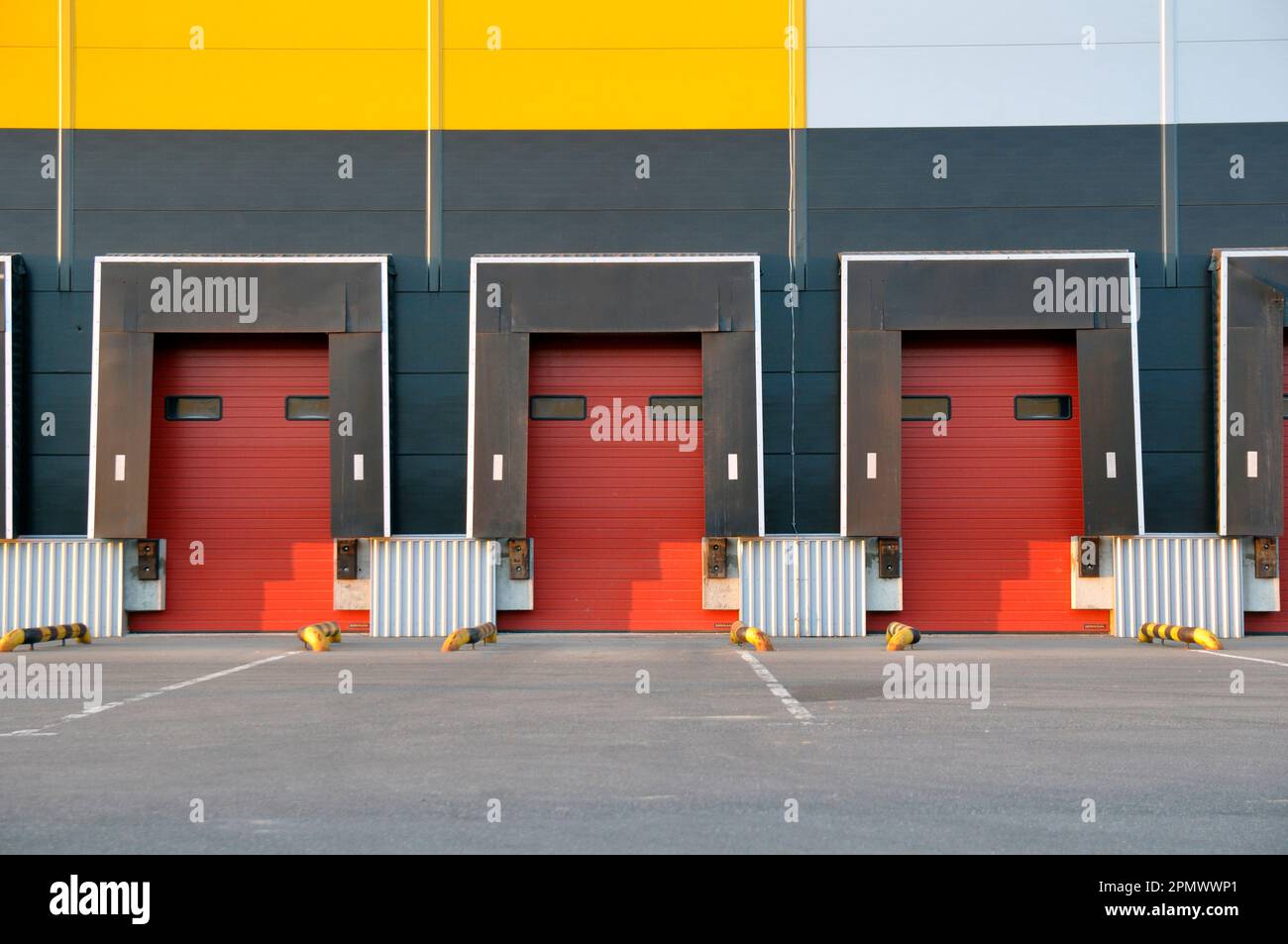 A number of loading docks. Modern warehouse building Stock Photo - Alamy