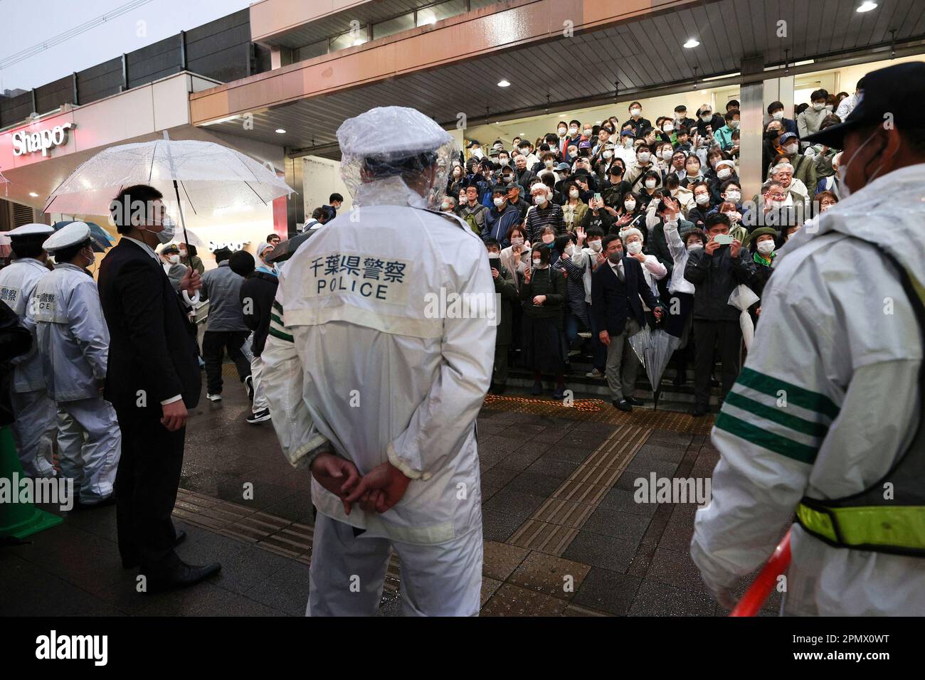 Chiba Prefectural Police officers and security guards are strictly ...
