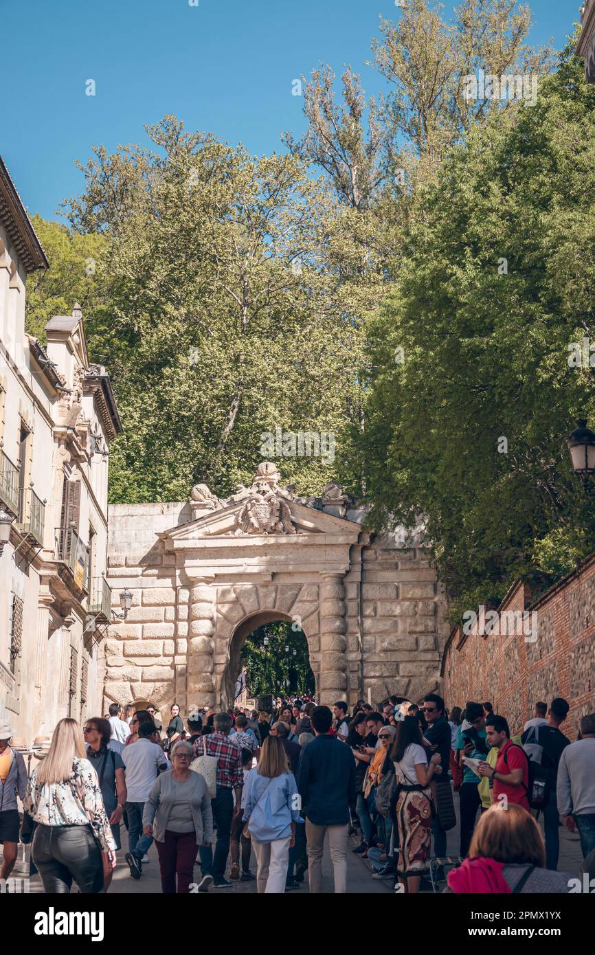 Entrance arch to the Alhambra with many tourists Stock Photo - Alamy