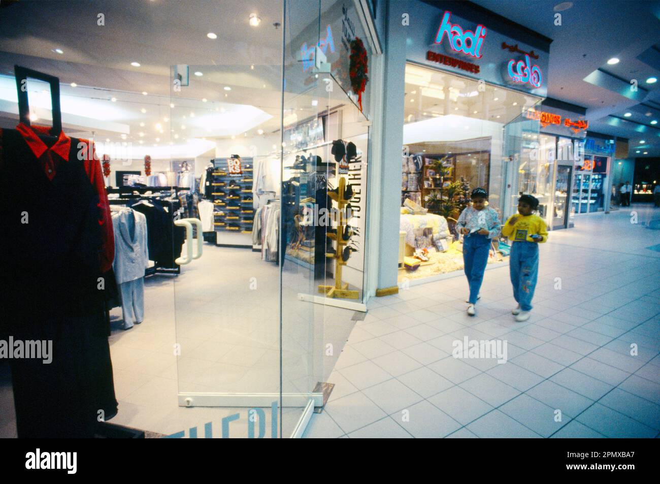 Shopping mall dubai girls hi-res stock photography and images - Alamy