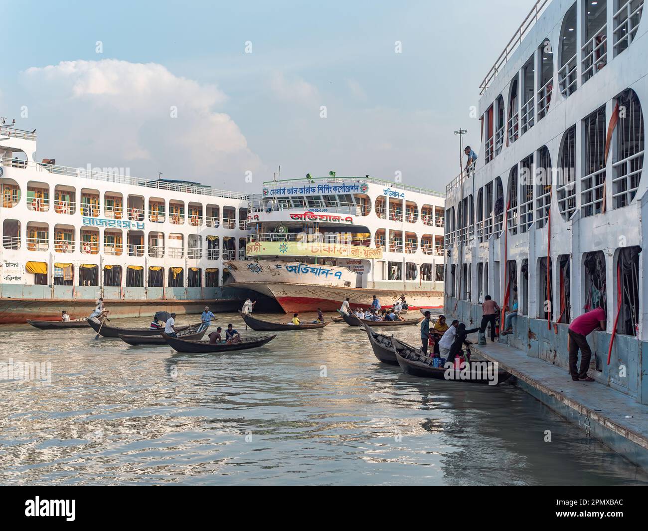 Ferries of different sizes at Wise Ghat Boat Station on Buriganga River ...