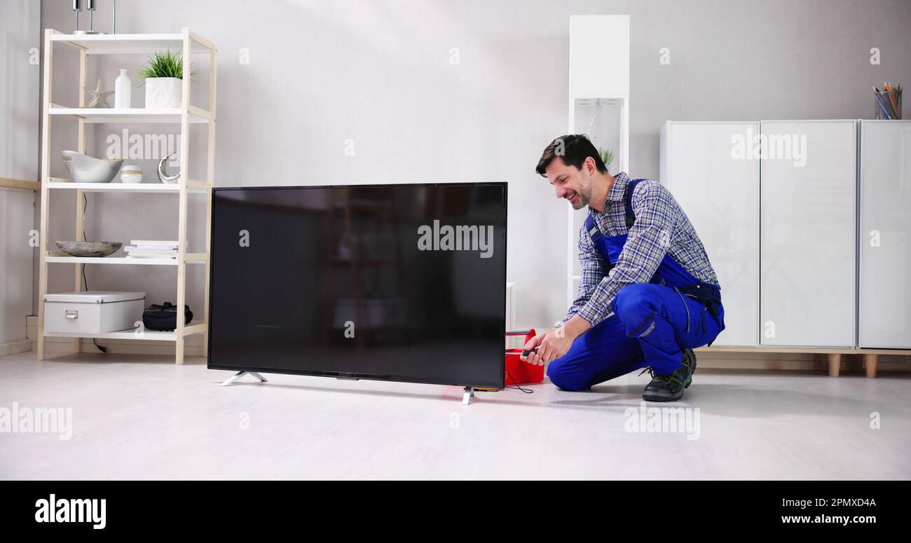 Technician repairing tv set hi-res stock photography and images - Alamy