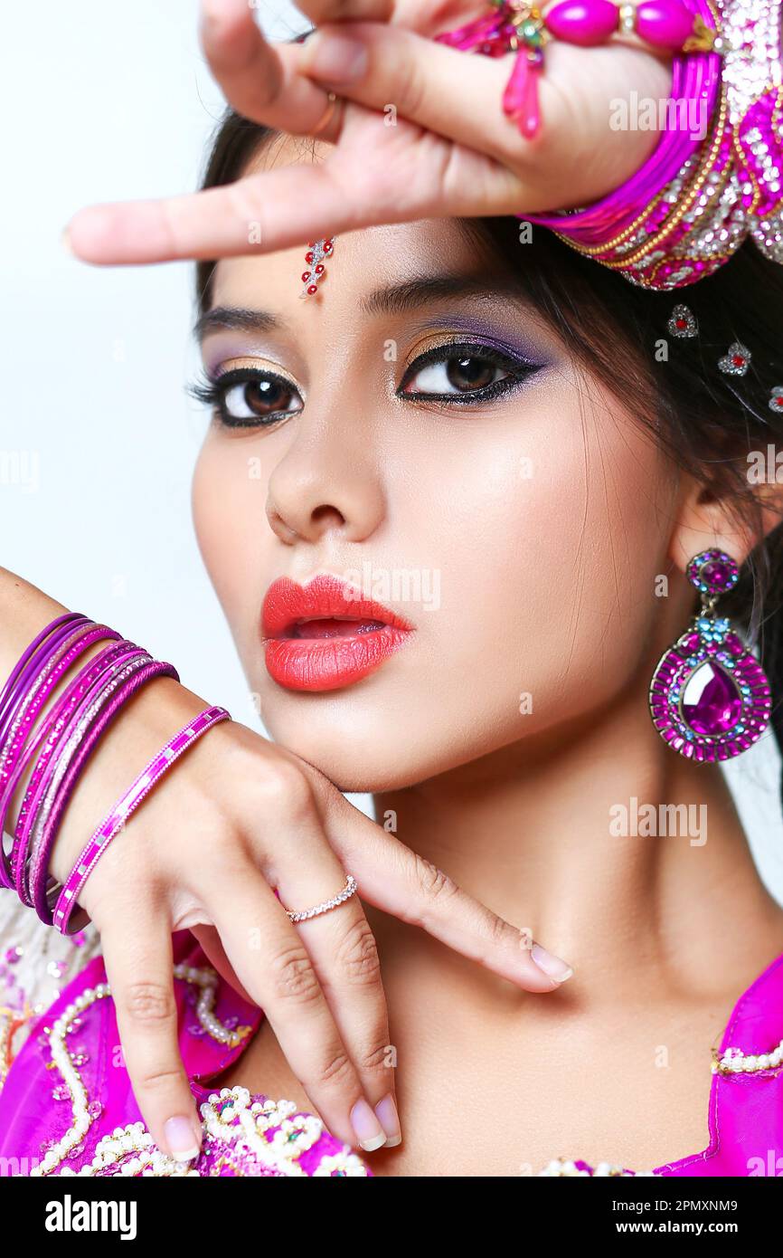 A girl in an Indian sari poses in the studio Stock Photo - Alamy