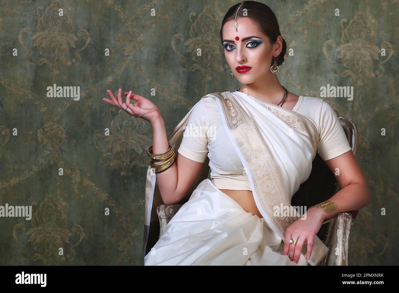 A girl in an Indian sari poses in the studio Stock Photo - Alamy
