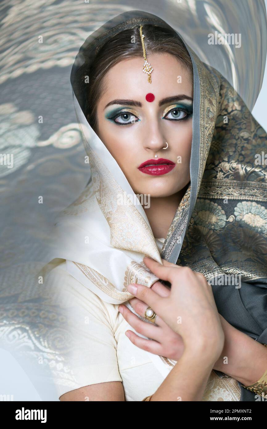 A girl in an Indian sari poses in the studio Stock Photo - Alamy