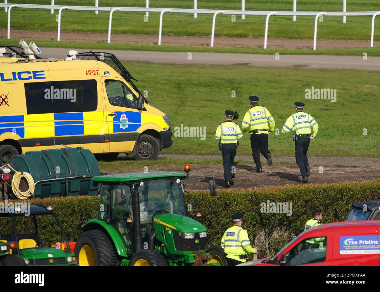 Animal rising aintree hi-res stock photography and images - Alamy