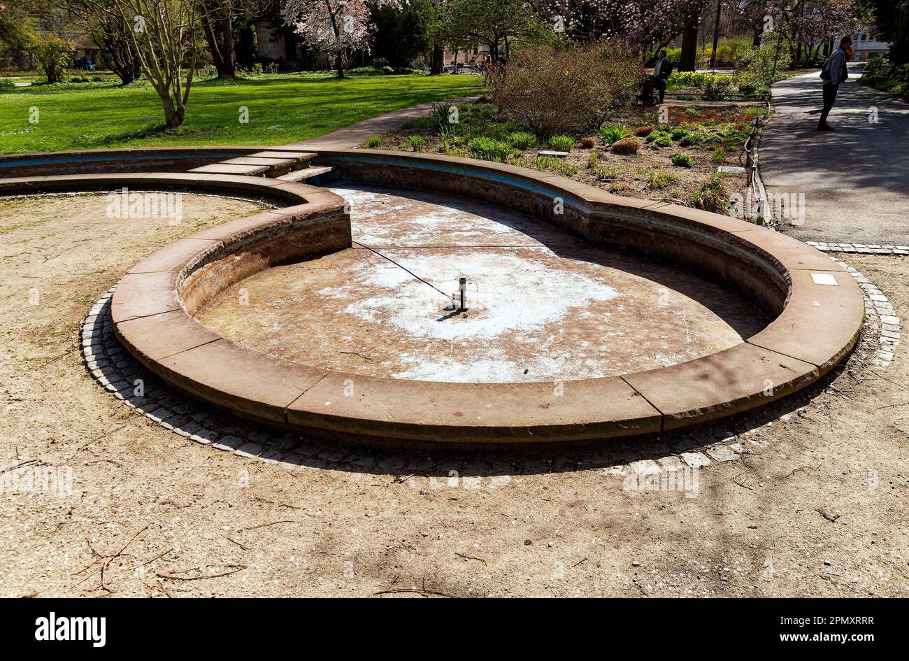 Empty dried up fountain in park Stock Photo - Alamy