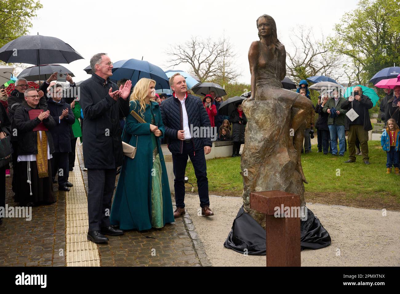 St. Goarshausen, Germany. 15th Apr, 2023. Michael Ebling (SPD, l), Rhineland-Palatinate Minister ...