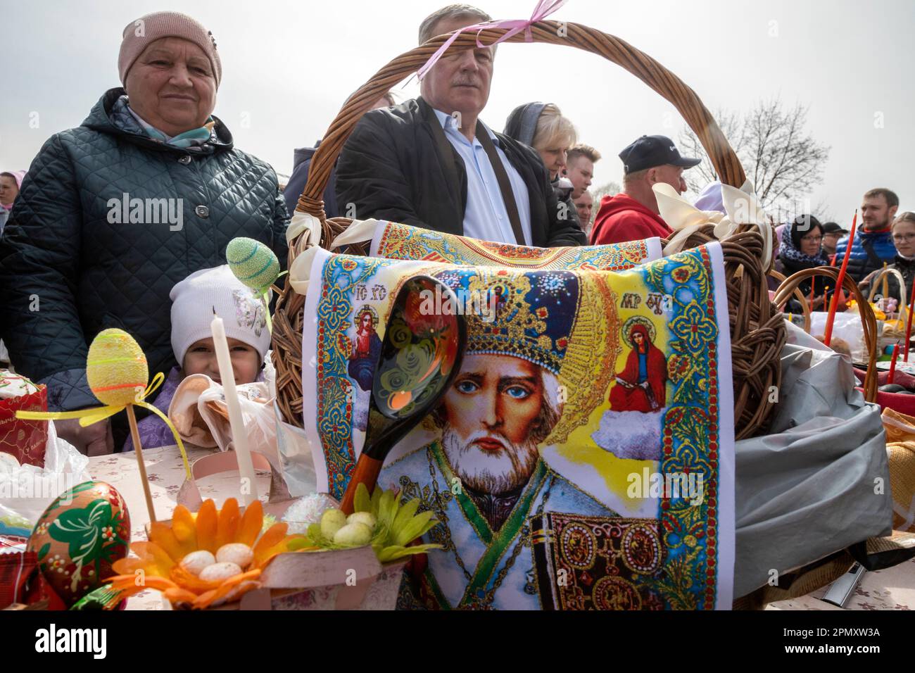Moscow, Russia. 15th of April, 2023. Believers wait an Orthodox priest ...