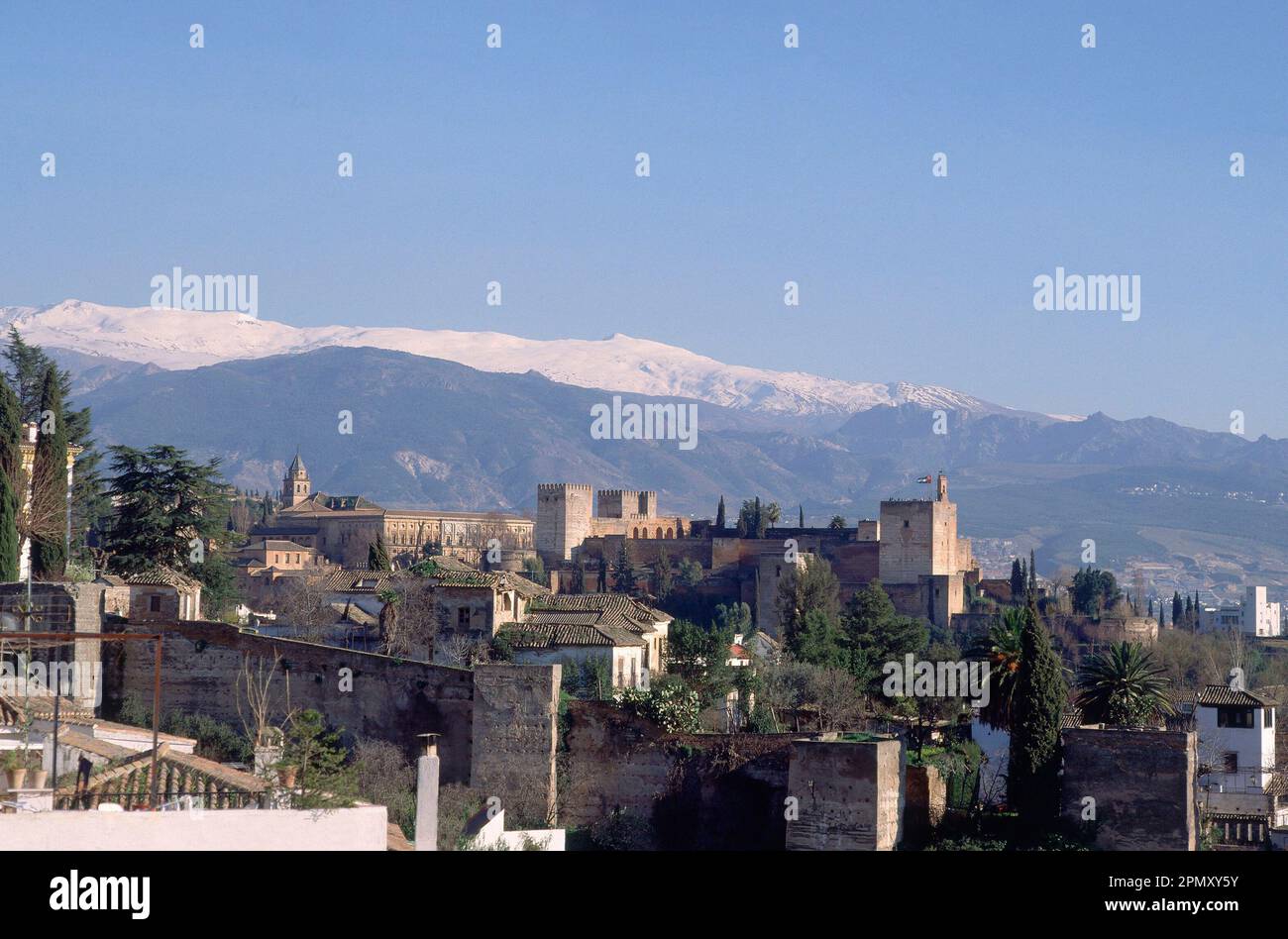 VISTA DE LA ALHAMBRA CON SUS MURALLAS Y SIERRA NEVADA AL FONDO ...