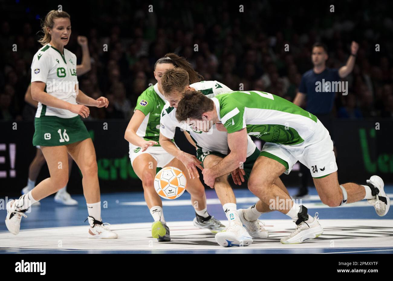 ROTTERDAM - Laurens Leeuwenhoek of PKC/Vertom in action against Koen ...