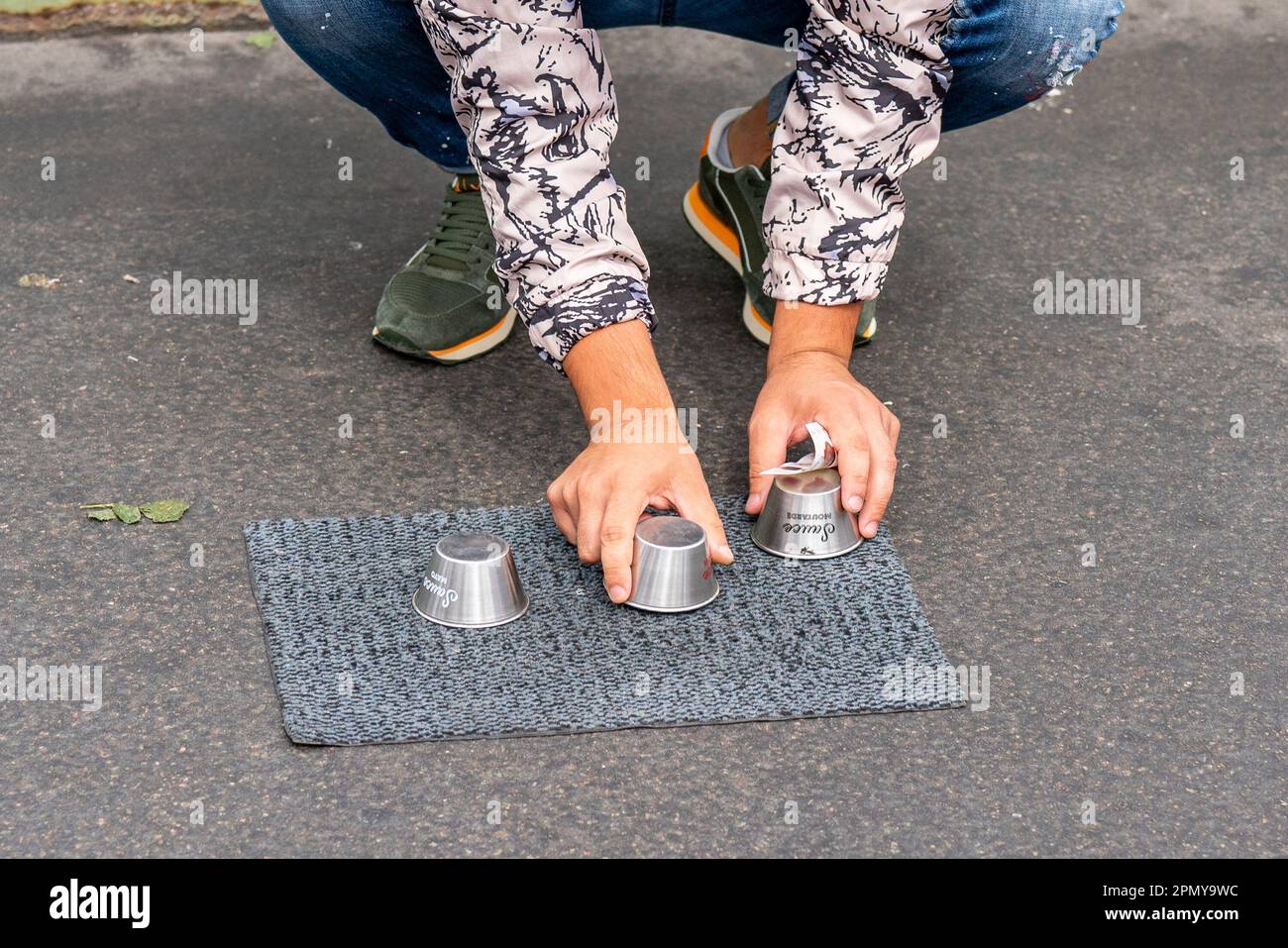 Westminster bridge scammers hi-res stock photography and images - Alamy