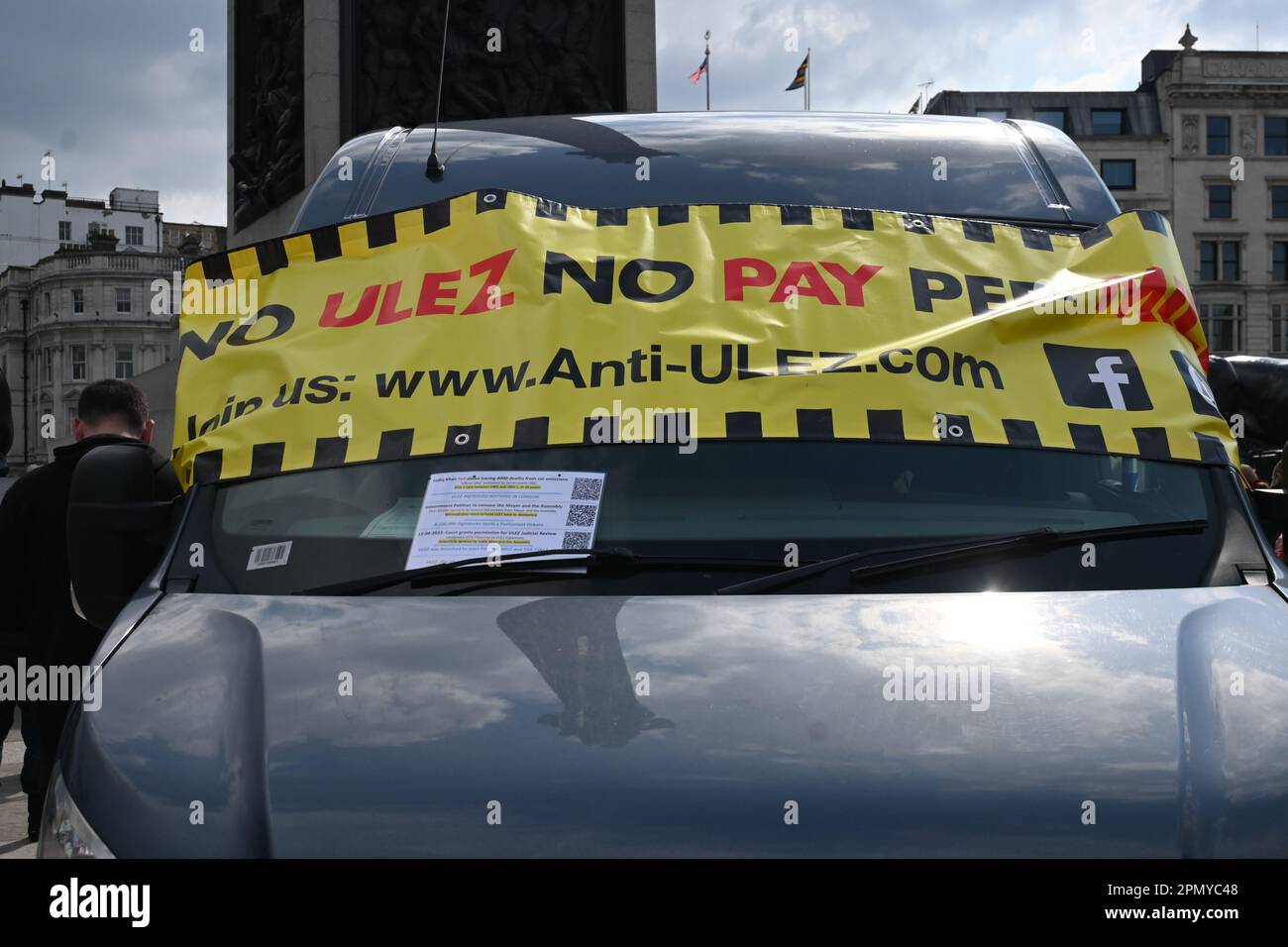 London, UK. 2023-04-15. Protesters hold up anti-ULEZ signs against Khan ...