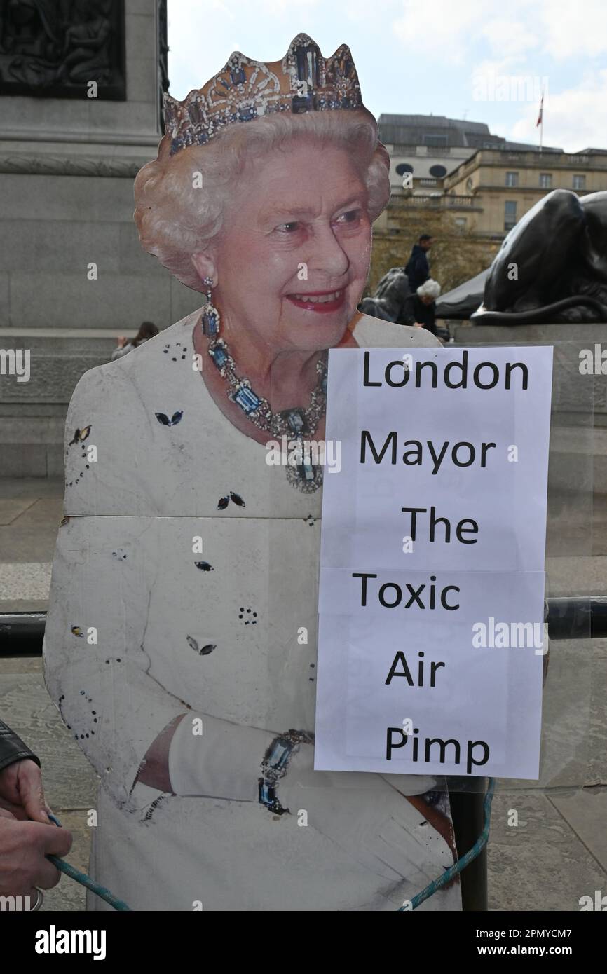 London, UK. 2023-04-15. Protesters hold up anti-ULEZ signs against Khan ...