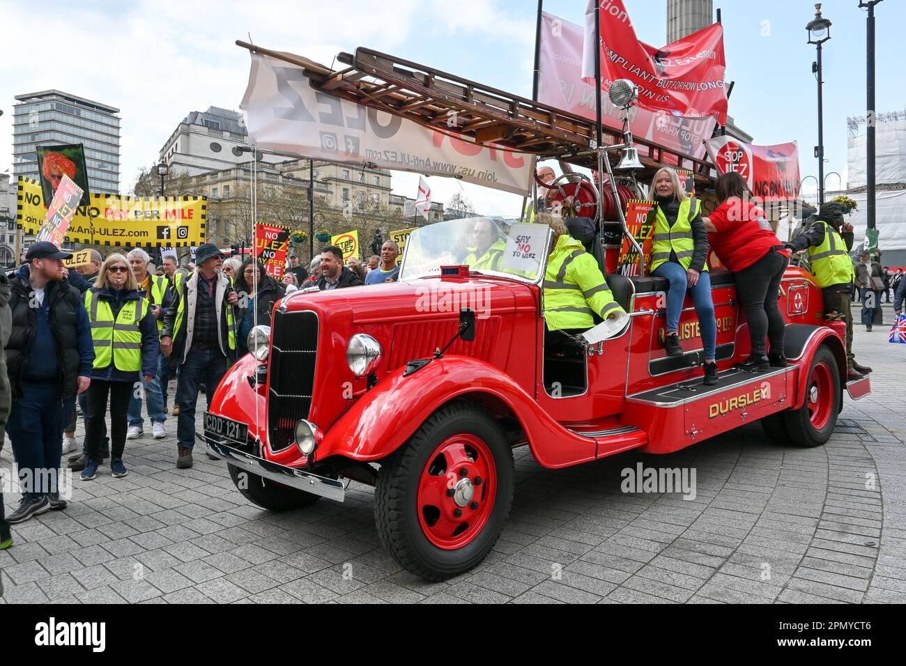 London, UK. 2023-04-15. Protesters hold up anti-ULEZ signs against Khan ...