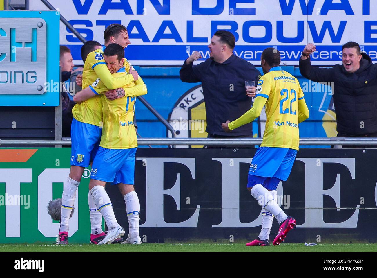 Jubelt mit seiner mannschaft nach dem treffer zum 1 hi-res stock ...
