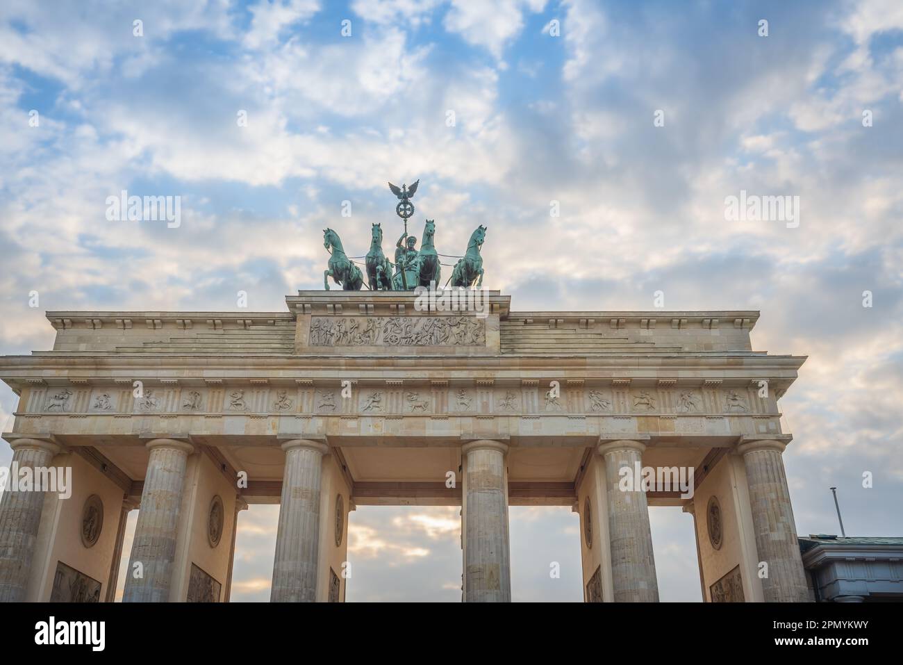 View of brandenburger gate and pariser platz hi-res stock photography ...