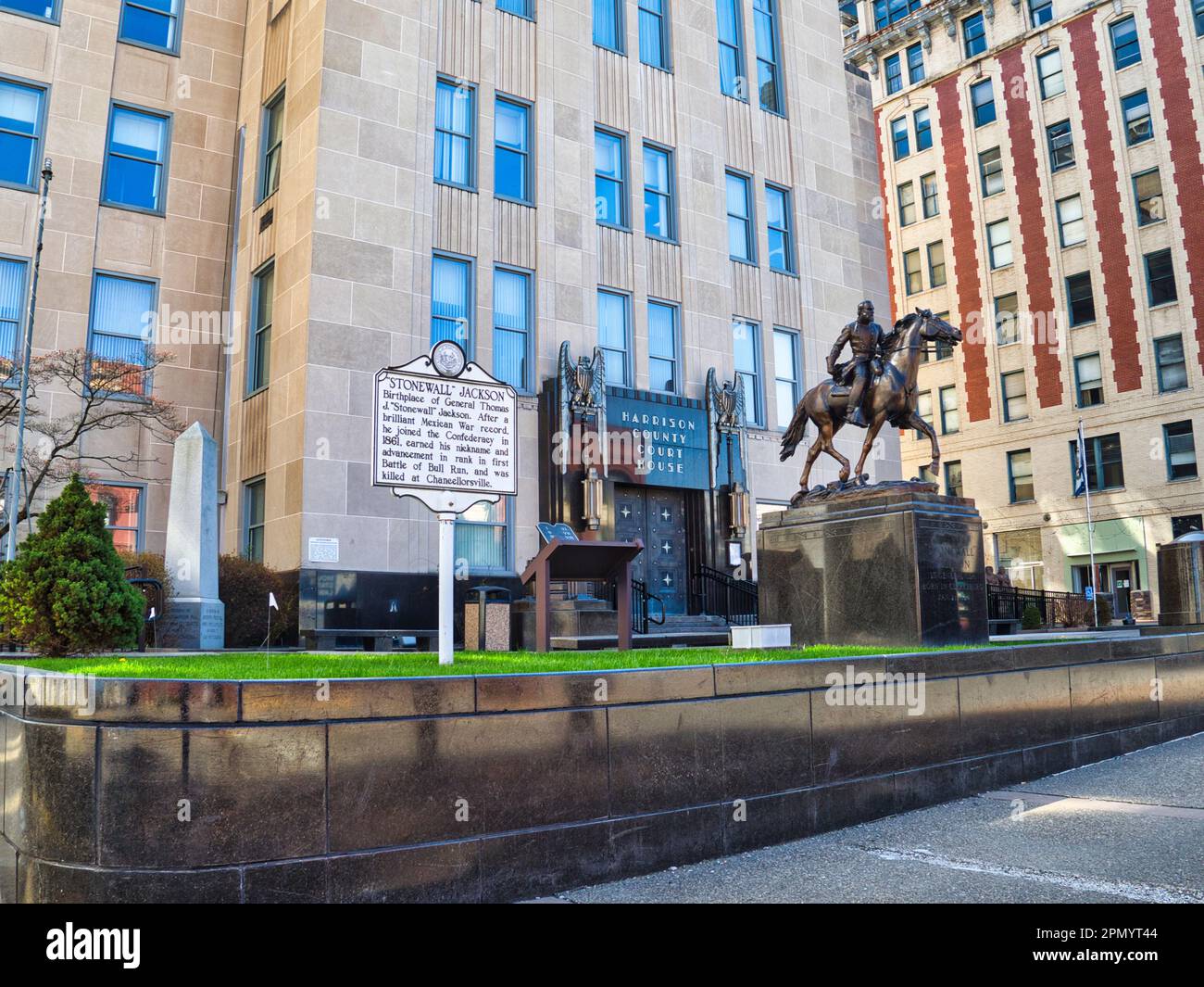 monument to Confederate General Thomas "Stonewall" Jackson outside the ...