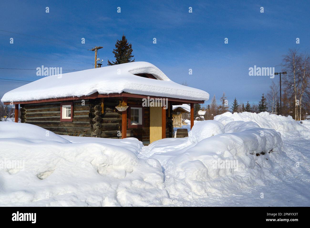 Cabin in snowy forest hi-res stock photography and images - Alamy