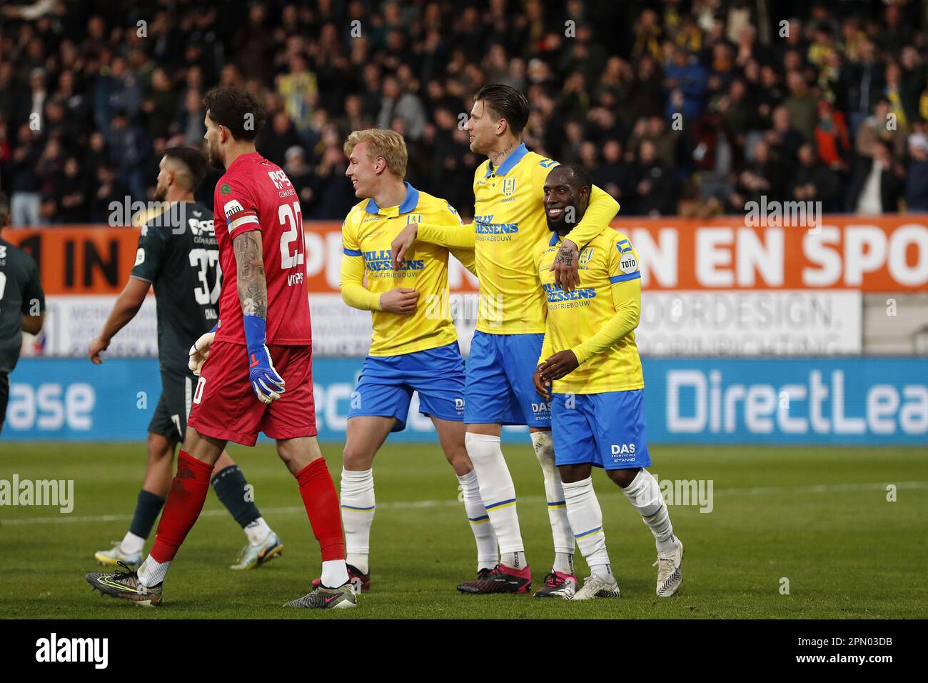 WAALWIJK - (lr) FC Groningen goalkeeper Michael Verrips, Mika Biereth ...