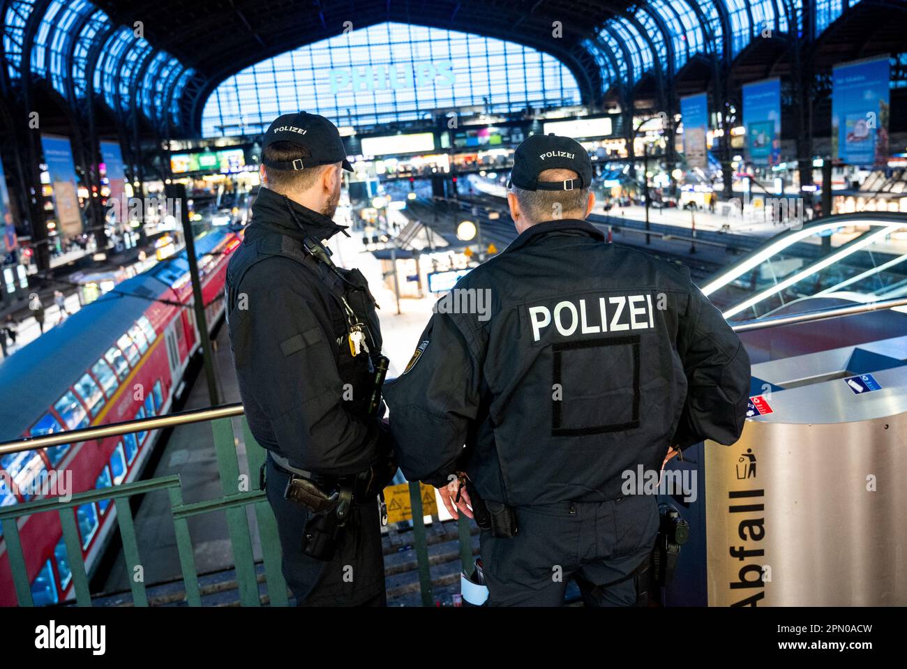 Hamburg, Germany. 15th Apr, 2023. Federal police officers check the ...