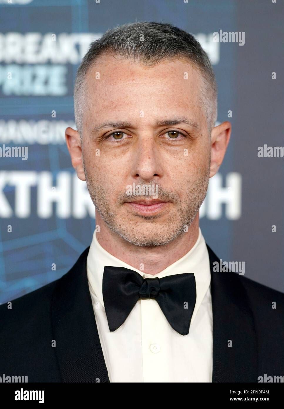 Jeremy Strong arrives at the ninth Breakthrough Prize ceremony on ...