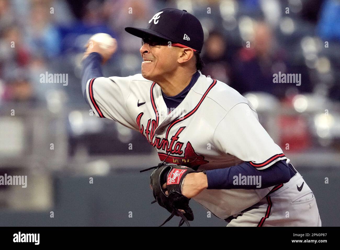 Atlanta Braves relief pitcher Jesse Chavez throws during the sixth ...