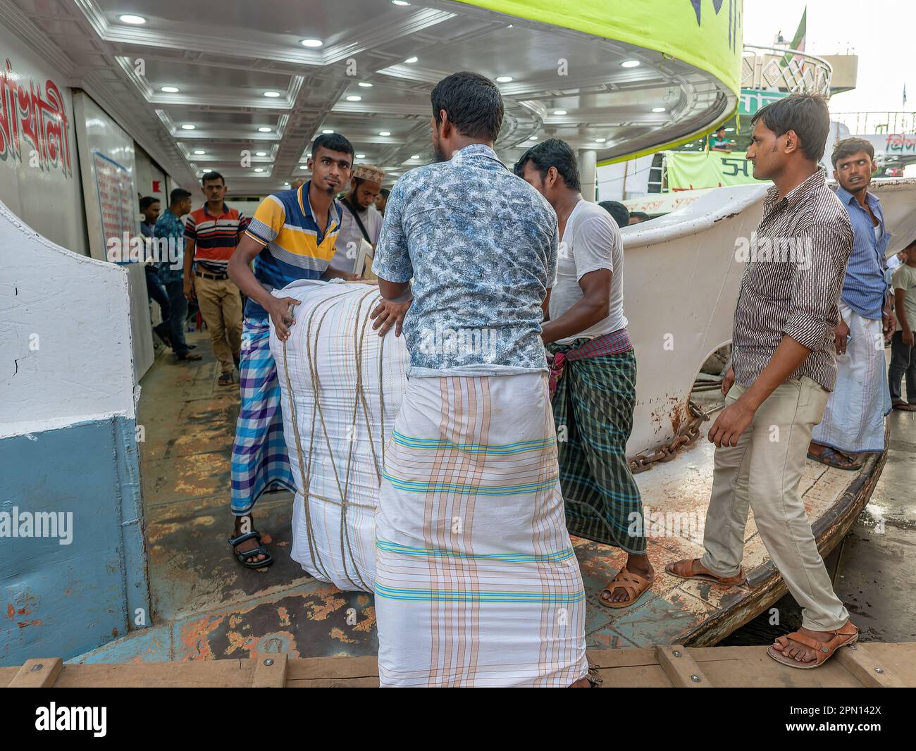 Rope handling on ferry hi-res stock photography and images - Alamy