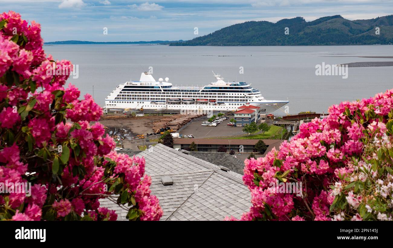 cruise ship at destination place. cruise ship at travel destination ...
