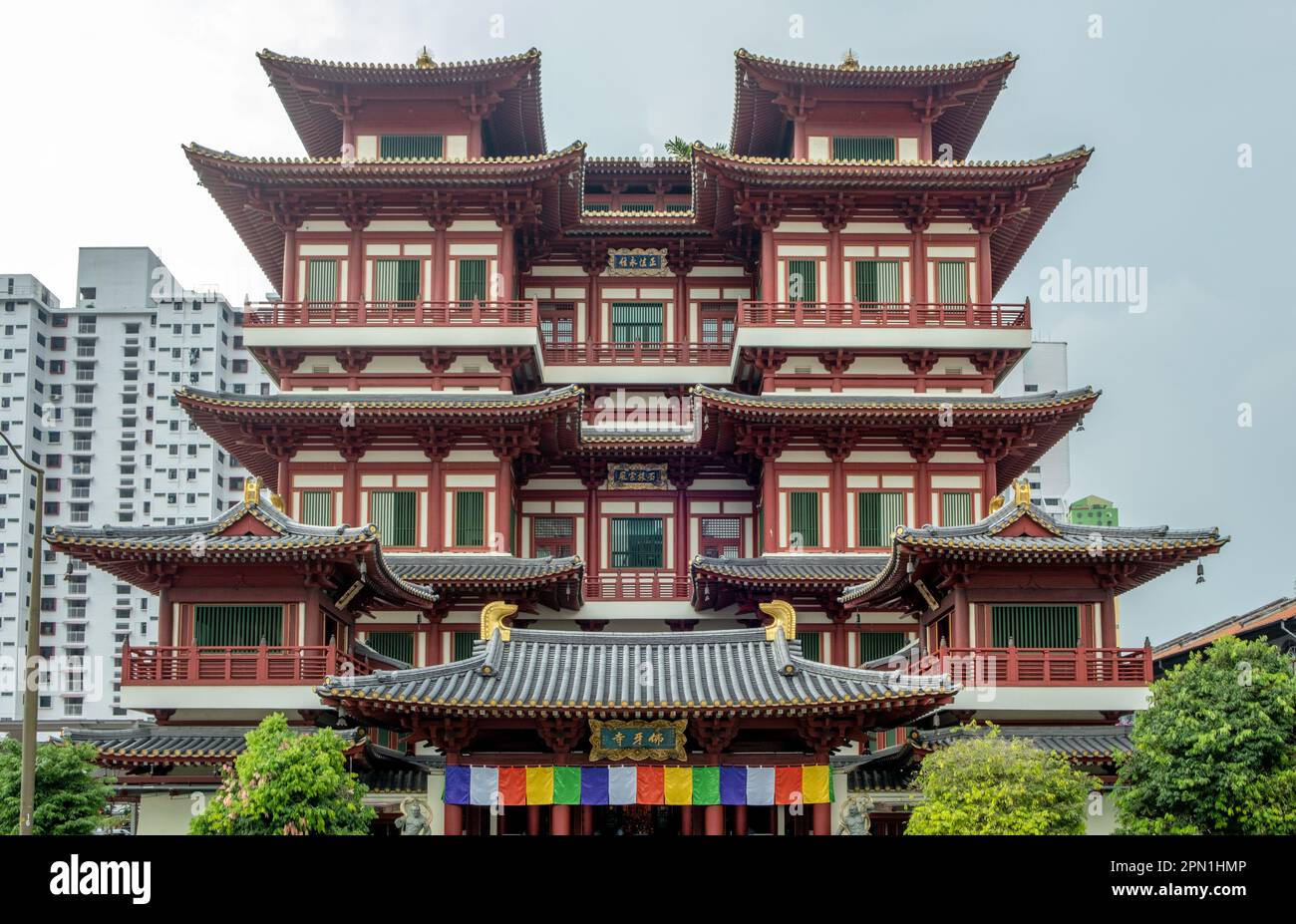 Landmark Buddhist temple in Singapore's Chinatown Stock Photo - Alamy